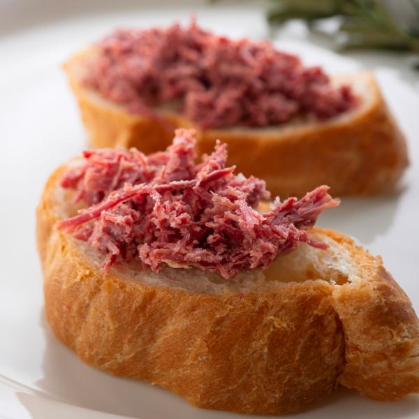 【発売日：2024年07月04日】肉の繊維を丁寧に手ほぐししたコンビーフです。口の中で脂が溶け肉の旨みが広がります。おつまみやご飯のお供にどうぞ。