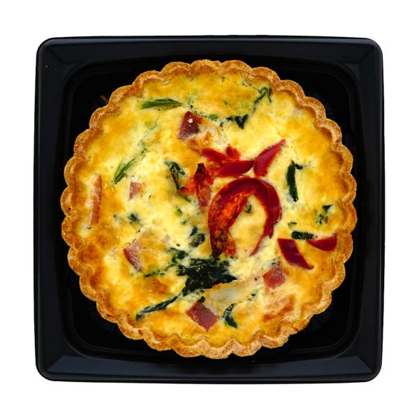 【発売日：2024年07月04日】牛乳、卵、生クリームなどで仕立てたなめらかな生地に、甘みを引き出した玉ねぎやベーコンをいれました。パルミジャーノ・レジャーノをかけています。