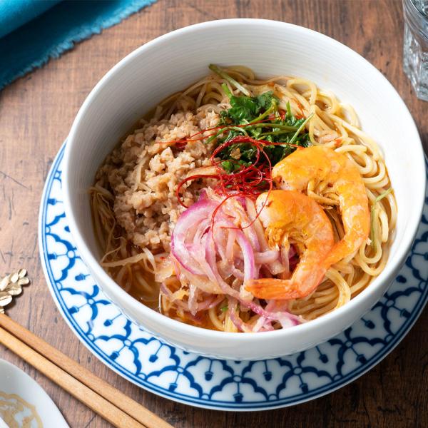 【発売日：2024年07月04日】ココナッツクリームにナンプラーやチリインオイル、ライム果汁を加えて作ったコクのあるスープに揚げ海老をトッピングしました。