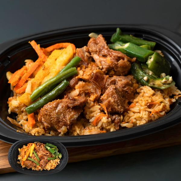 【発売日：2024年07月04日】ご飯とチキンが別々に盛られカレーソースを添えるマレー風の炊き込みご飯。スパイスは量を調整して食べやすくなっています。＿