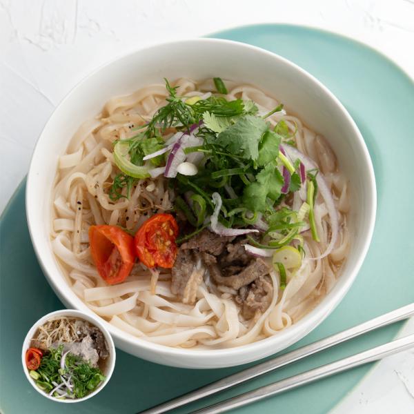 【発売日：2024年07月04日】ナンプラーや白ワインを加えた牛出汁スープに、フォーを合わせた料理です。八角やクローブなどで香りづけした牛肉や、パクチー、ディルなどをトッピングし、ハーブの香り豊かに仕上げました。