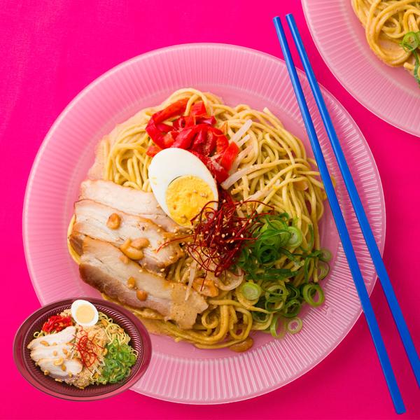 【発売日：2024年07月04日】自家製平打ち麺に絡む濃厚な白胡麻と鎮江香酢のコク、四川花椒の痺れが秀逸。柔らかな豚バラチャーシューに、揚げカシューナッツの香ばしい食感がアクセント。