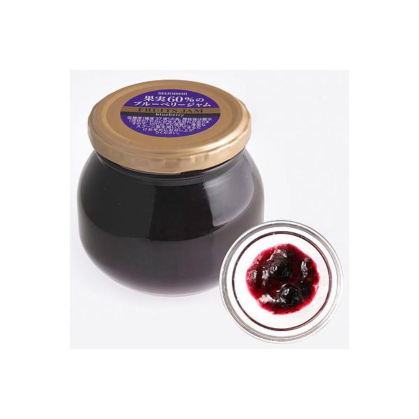 香りが良く甘酸っぱい『ワイルドブルーベリー（野生種）』と、果肉感が楽しめる『カルチベート（栽培種）』の２種類のブルーベリーを使用しています。糖度３７度（低糖度）。