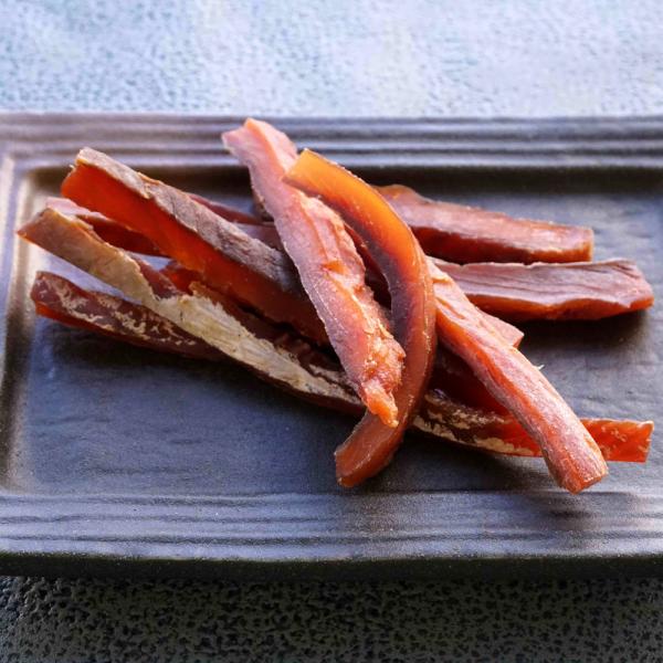 【発売日：2024年07月04日】北海道産の秋鮭に燻製をかけて旨みを凝縮いたしました。日本酒に一晩漬け込んでいただきますと、違った美味しさがお楽しみいただけます。