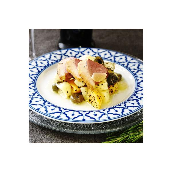 2種チーズの角切りと鴨スモーク、グリーンオリーブをバジル、ディル、黒胡椒等を入れたオイルに漬け込みました。