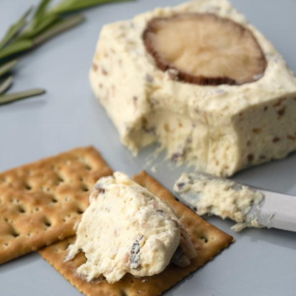 【発売日：2024年07月04日】ぽりぽりの食感と燻製の香りが楽しめるいぶりがっこをまろやかなクリームチーズと和食料理長監修の和風だしで和えました。