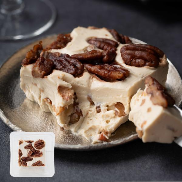 【発売日：2024年07月04日】クリームチーズにメープルシロップを混ぜ込み、天面にはメープルの風味をまとったピーカンナッツをトッピングしました。