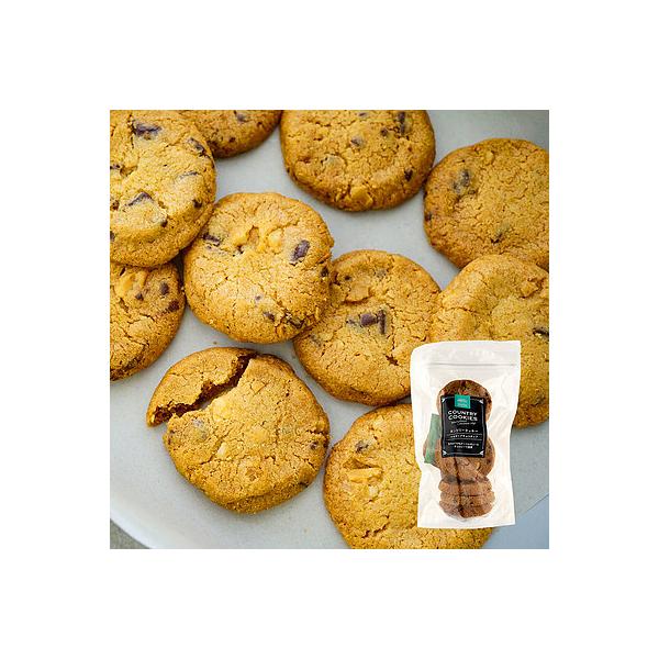 生地の甘さとチョコレートのほろ苦さが合います。ザクザクとした独特の食感を出すため原料や製造工程にこだわりました。