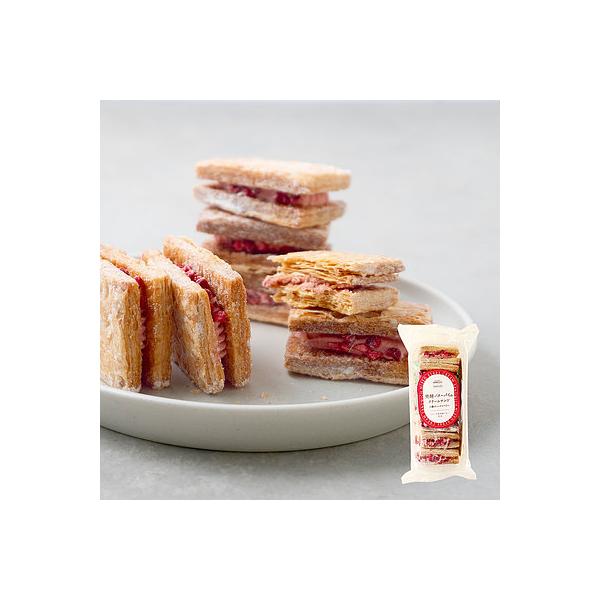 いちご、クランベリー、フランボワーズの3種のベリーを使用した甘酸っぱいクリームをサクサクのパイ生地でサンドしました。