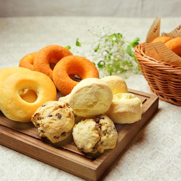 【発売日：2024年07月04日】ホットビスケット、焼きドーナツ、プレーンスコーン、チョコと胡桃のスコーンを詰合せました。ティータイムやおやつにおすすめです。