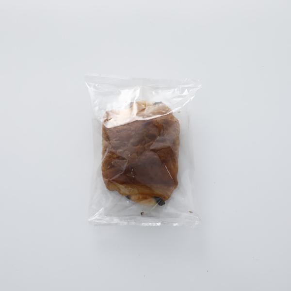 【発売日：2026年06月15日】フランス産小麦粉を使用したチョコレート入りのデニッシュパンです。香り高い発酵バター１００％使用の生地と程より甘みがバランスよい味わいです。