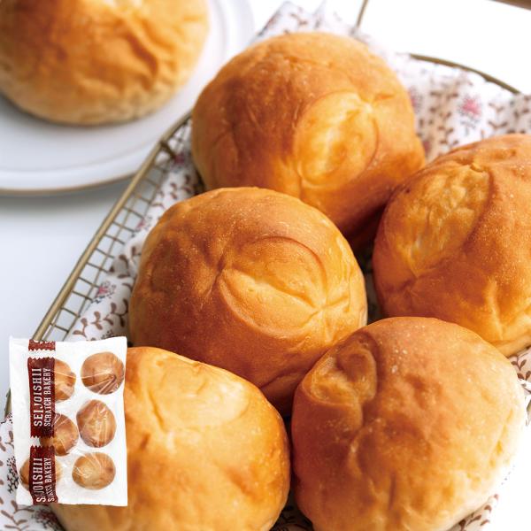 【発売日：2024年07月04日】北海道牛乳と練乳が香る優しい味わい。リベイクで外はサクッ、中はふんわり。朝食や間食に合う、軽やかで素朴なロールパンです。