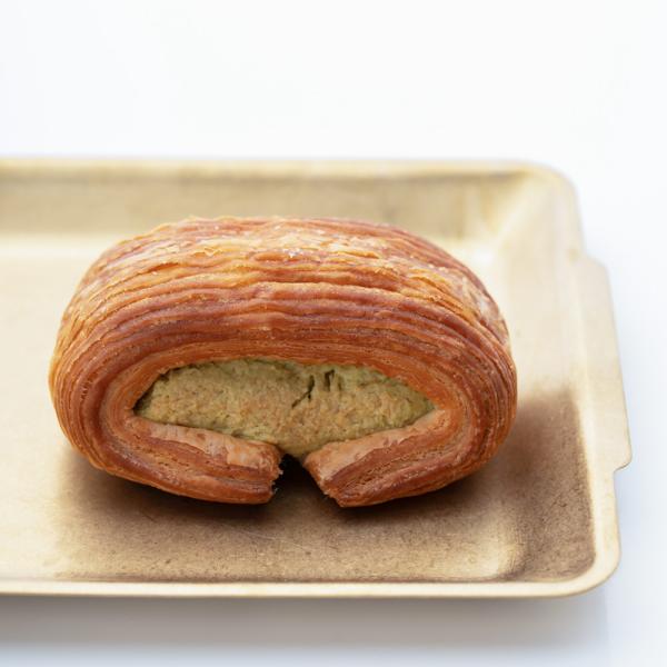 【発売日：2024年07月04日】バター香るデニッシュ生地で、ピスタチオペーストとチョコレートをベースにしたフィリングとカダイフを包みました。トースターで温めてお召し上がり下さい。