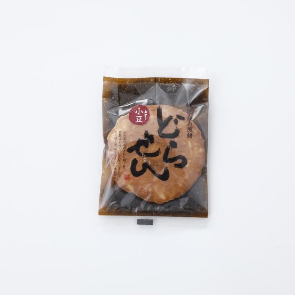 【発売日：2026年06月15日】しっとりとした小麦せんべいに北海道産小豆の粒餡を挟んだ、どら焼き風の挟みせんべいです。