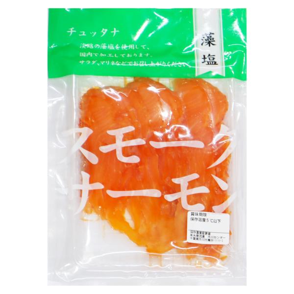 【発売日：2024年07月04日】チリ産銀鮭を淡路島の藻塩で味付け後、サクラとクルミのブレンドチップでスモークしました。
