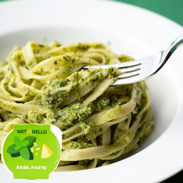 【発売日：2024年07月04日】メーカー自社栽培のバジルとペコリーノロマーノチーズの旨味が特長のパスタソース。カプレーゼ等にもおすすめです。