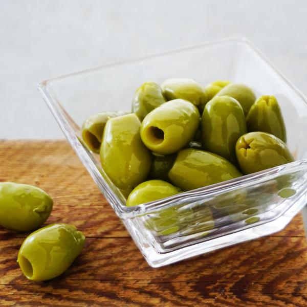 プーリア地方で栽培したチェリニョーラ種を使用。塩気のある食材とも合わせやすい、マイルドな味わいです。