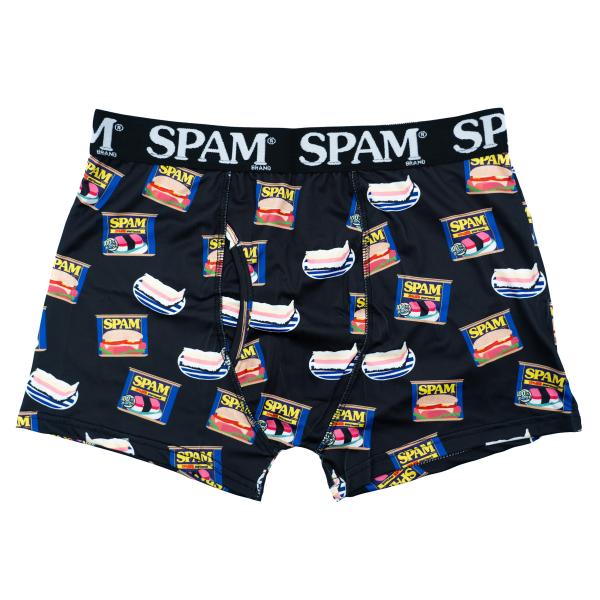 SPAM OKINAWAの限定デザインのボクサーパンツです。黒を基調とした本体に、SPAMの缶詰やポーク卵おにぎりなど、沖縄らしさあふれる総柄が全面にデザインされたインパクトある一枚。ウエストには白文字で「SPAM」のロゴが入っており、カジ...