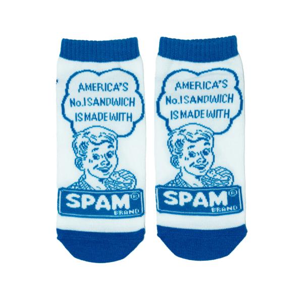 「SPAM OKINAWA アンクル ソックス 」は、沖縄ならではのユニークなデザインが特徴のアンクルソックスです。足背には昔懐かしいデザインの男の子（オールドボーイ）がハンバーガーを持っている絵柄がプリントされ、足底部分にはSPAMのロゴ...