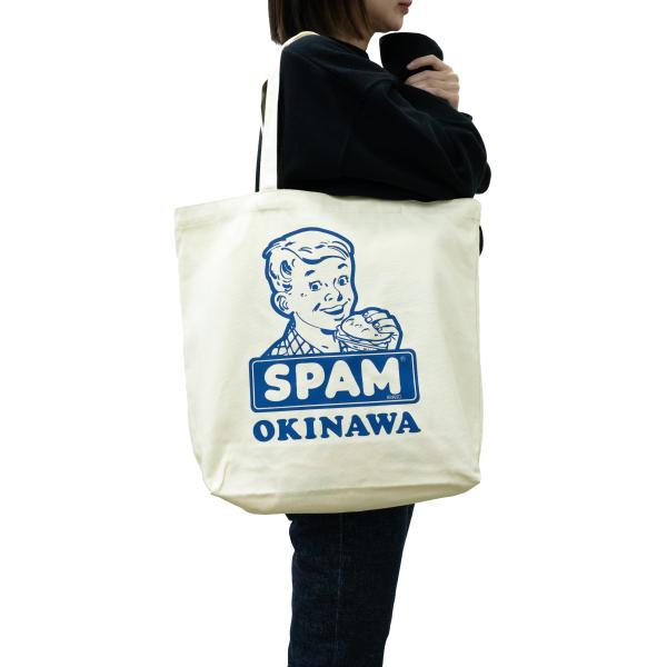 沖縄限定の「SPAM OKINAWA トートバッグ」は、ユニークなデザインと使い勝手の良さを兼ね備えたトートバッグです。帆布生地を使用しており、丈夫で耐久性が高く、日常使いに最適です。レトロなデザインが魅力で、中央にはハンバーガーを持った昔...