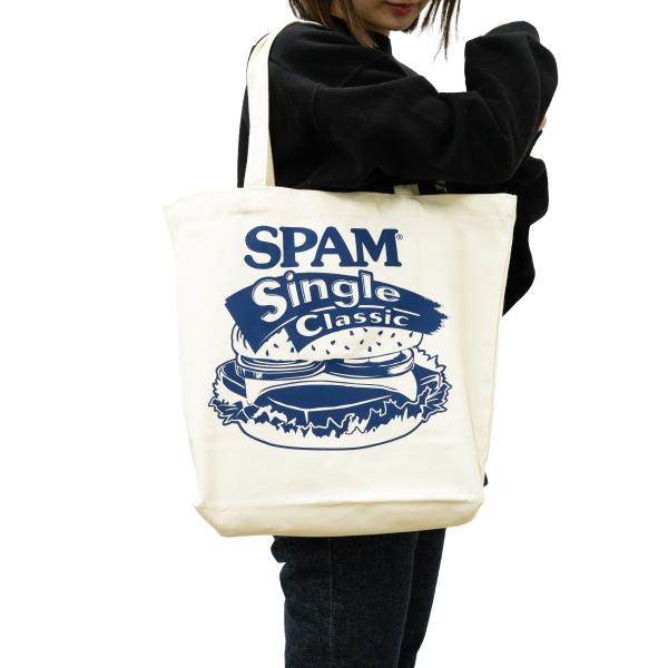沖縄限定の「SPAM OKINAWA トートバッグ」は、ユニークなデザインと使い勝手の良さを兼ね備えたトートバッグです。帆布生地を使用しており、丈夫で耐久性が高く、日常使いに最適です。中央には青字で描かれた「SPAM」のロゴとスパムバーガー...