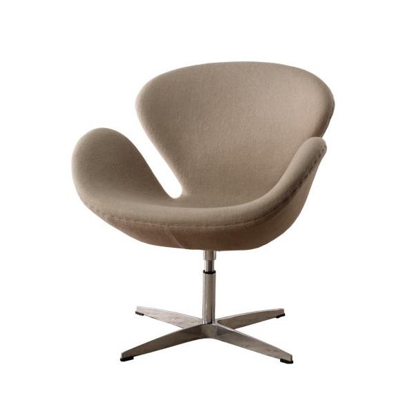 アルネ・ヤコブセンが1958年コペンハーゲンSASロイヤルホテルの設計に際して、ホテルの調度品とデザインされました。白鳥をイメージさせる発泡ウレタンを加工した独特のフォルムからスワンチェアと呼ばれ北欧デザインを代表する作品のひとつとなってい...