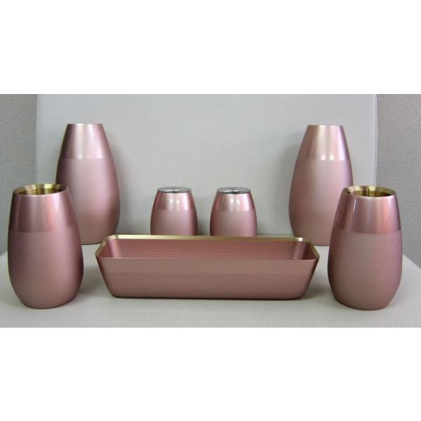 ＊柔らかな優しい曲線＊落ち着きのある肌さわりときらっと光る光沢感＊小さめのサイズなので仏具を飾るスペースが限られている仏壇におすすめです【4.3寸サイズ】7点セット；花立　高13cm X 径7.1cm /　灯立て　高9cm X 径5.7cm...