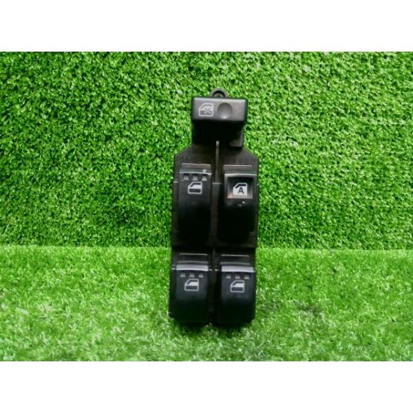 **** 商品説明を必ずご確認ください ****部品管理番号：240520000861900メーカー純正品番：84820-B2210部品名：パワーウインドウスイッチ部品区分：リサイクル品部品カラー：黒パール車名：ムーヴ車両タイプ名：5ドアハ...