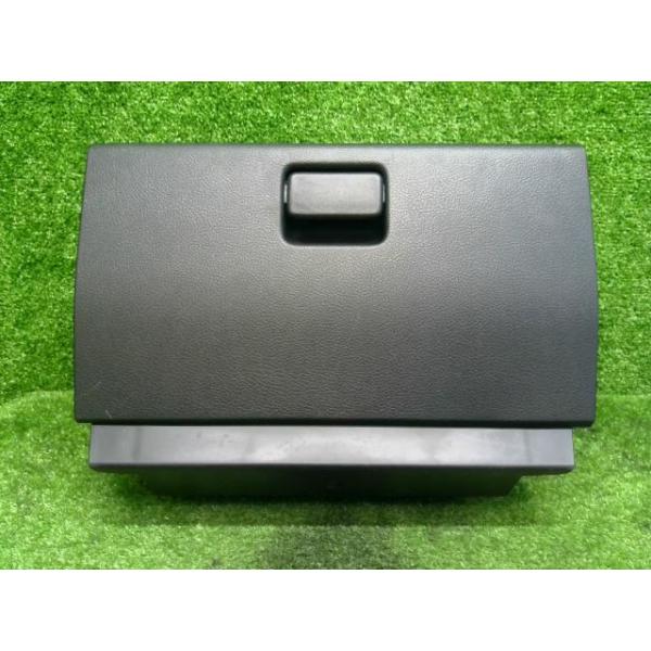 **** 商品説明を必ずご確認ください ****部品管理番号：250220000170210メーカー純正品番：73410-79R00-5PK部品名：グローブBOX部品区分：リサイクル品車名：スペーシア車両タイプ名：5ドアハッチバック通称型式...