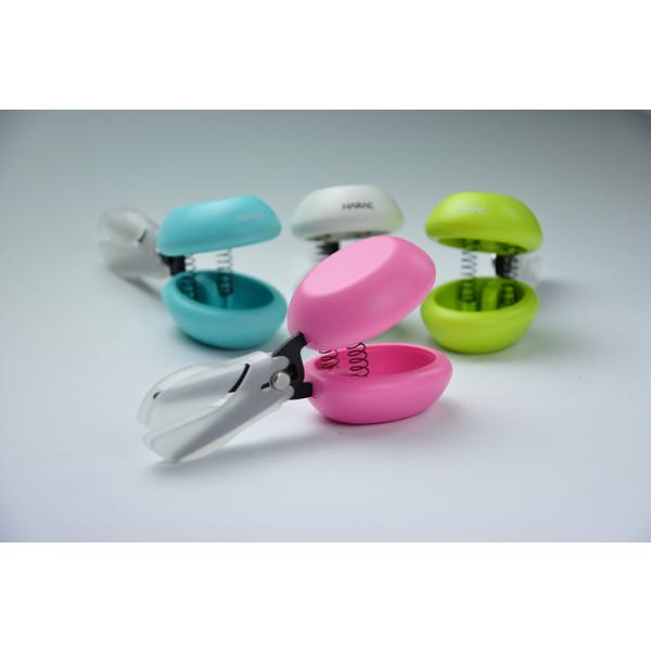 【カスタの特徴】(1)カバーを付けたままでも切れる安全設計　カスタはカバーが付いている状態で切れます！　左右のスリットにより紙などの切り進みも可能(2)フッ素コーティング　刃はフッ素コーティングされており粘着物を切ってもベタ付きにくく、切れ...