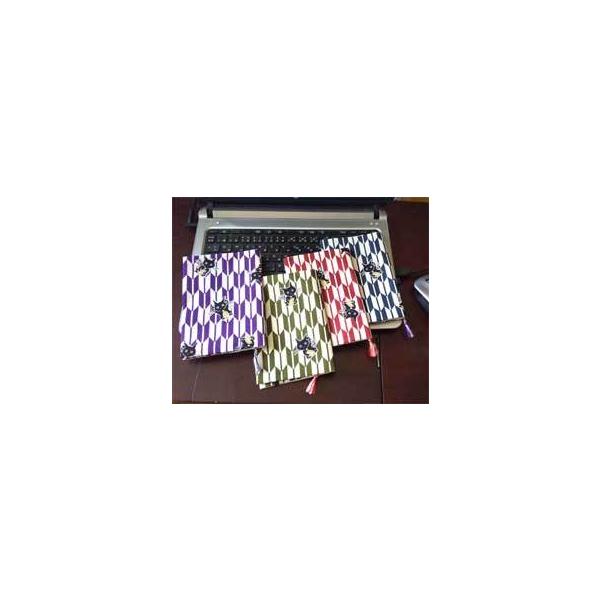 ブックカバー（単行本用）猫に小判-鶯色※表示価格は本体価格（税込）,送料（配送諸経費）別途に個々にかかります表：猫に小判柄Ｈ＝160　Ｗ＝390　一般的な単行本を覆うサイズ一つ一つ手造り品です。工場生産・量産等管理の行き届いた製品ではないこ...
