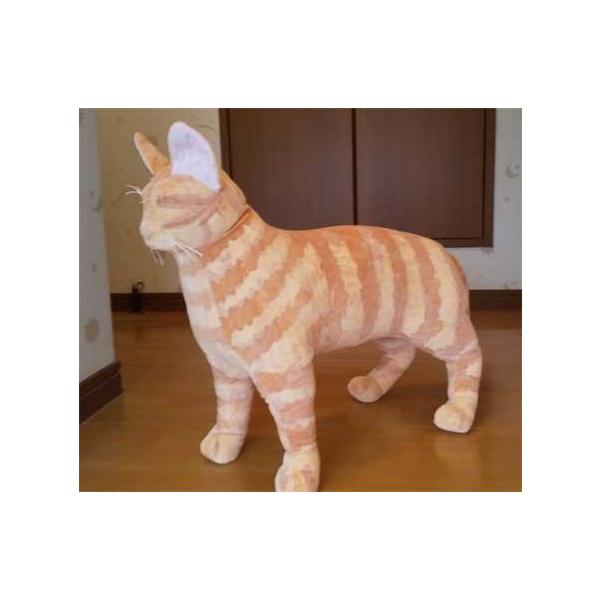 ネコ　トルソー　(親猫)　トラ縞模様 050ｙ体高28cm体長37cm　(親猫　等身大)材料　布と綿 　重量0.5ｋｇ 製作　ミシン (但し綿詰めは腹下より接着縫合)本来のトルソーとしての役目は果たせるものと思います。布染めが上手くいかず ...