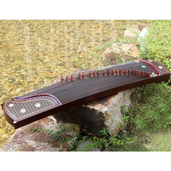 古筝 コソウ 中国の古い伝統楽器。中国歴史ドラマにもよく登場する古筝は、秦の時代からすでに2800年以上の歴史を持ち ます。弦の本数は十二弦から、二十五弦、二十六弦のタイプもあります。他にも転調 できる転調筝や蝶型筝など、演奏家の要求に応え...