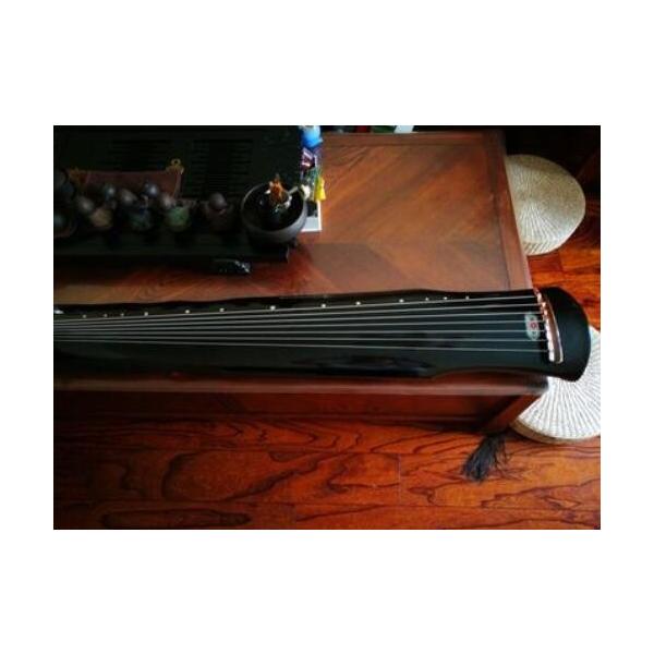 古琴（こきん（弦）琴（しちげんきん）、中国の古い伝統楽器。筝は総桐製で軽く、小学生でも楽に扱うことができます。机の上でも演奏できるコンパクトタイプなので収納、保管にも困りません。チューニングメーター等で間単に調弦できます。教材用としても、お...