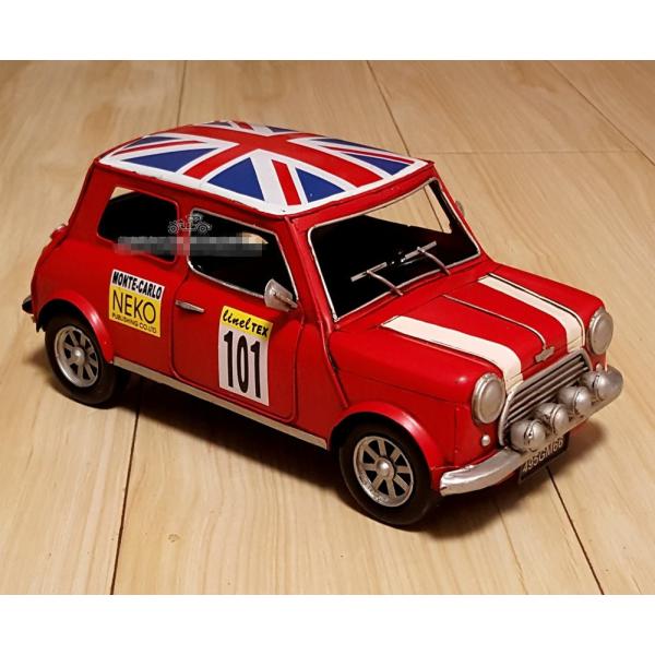 懐かしさを感じさせる、レトロ感のあるブリキのおもちゃです。 部屋のアクセント、店舗のディスプレイ或はプレゼントに最！ブリキの質感が可愛い形と相俟って味わい深いインテリア小物としてお部屋を演出します。こちらの商品は、本棚や玄関などに飾っていた...