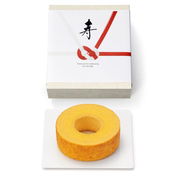 喜ばれる引き菓子・寿バウムクーヘン（木箱入り）北海道産生クリーム使用バームクーヘン1個入りです。生クリームをふくんで、ふんわりしっとり焼き上げたバウムクーヘン。上質な木箱におめでたい「あわじ結び」の水引をデザインしたブライダル専用ボックスで...