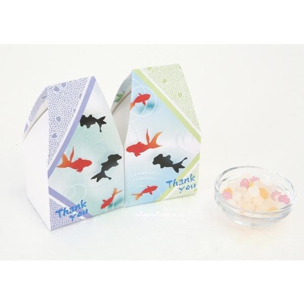 喜ばれるプチギフト・幸せ金魚　こんぺいとう　1個水面に金魚達が悠々と泳いでいる様は、涼しげな夏のワンシーンを思いおこしてくれそうです。浴衣をまとったような和柄が、夏らしいプチギフトです。金平糖20g入り1個です。パッケージの表面と裏面の柄は...