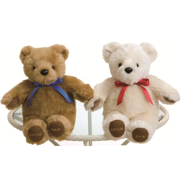 刺繍付きのオリジナルウエルカムアイテム・ウェルカムベア　2体足裏に「お名前」と「記念日」を刺繍致します。ベアの色はブラウン（茶色）とアイボリー（白色）の2色からそれぞれお選び頂けます。リボンはネイビー・レッド・アクアブルー・ピンク・ゴールド...
