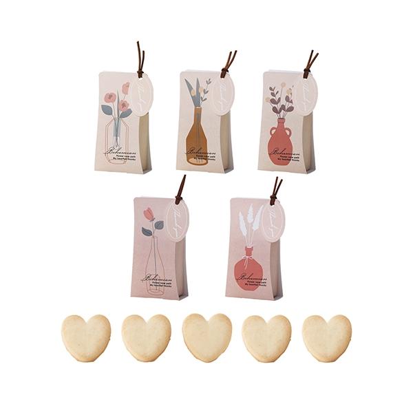 【発売日：2023年08月31日】喜ばれるスウィーツのプチギフト・フラワーベース　プチ（ハートクッキー）1個ハートクッキー5枚入り1袋です。パッケージは5種類アソートです。パッケージの種類の指定は出来ません。複数ご注文の場合は、均等に近い数...