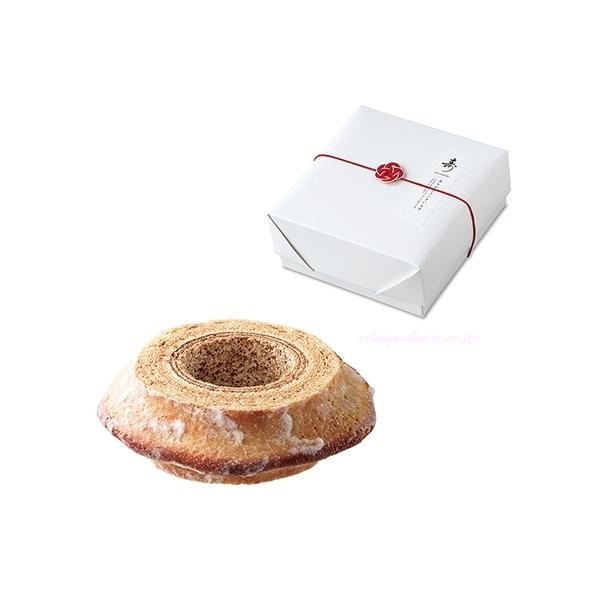 喜ばれる引き菓子・ムクノハナ　バームクーヘンバームクーヘン1個入りです。おふたりのかたい絆で結ばれる華やかなおくりもの純白のパッケージに結ばれた梅の華の水引がポイントです。日本古来の伝統をメッセージに込めて、かけがえのない大切な人への贈り物...