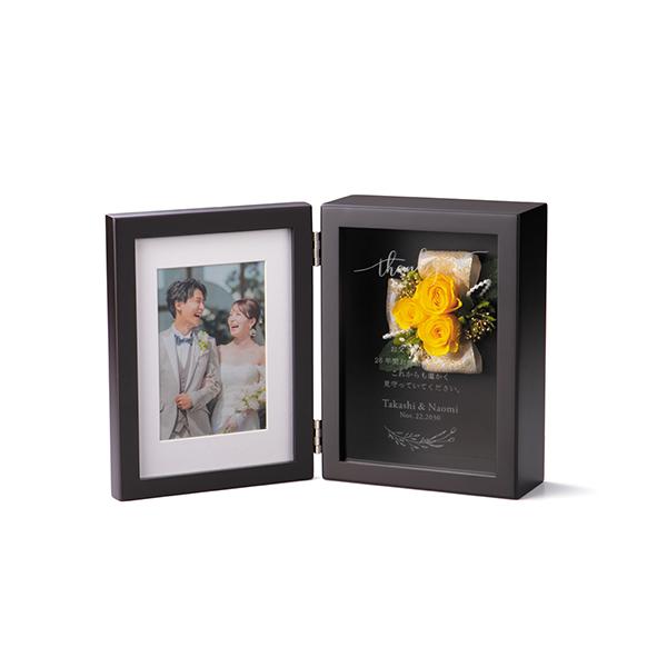 結婚披露宴演出に贈り物に・フラワーアレンジメントメッセージ＆フォト（イエロー）プリザーブドフラワー側のガラス面にはフリーメッセージ（40文字まで）と挙式日・新郎新婦様のお名前をお入れします。プリザーブドフラワーをアレンジしたフォトフレームで...