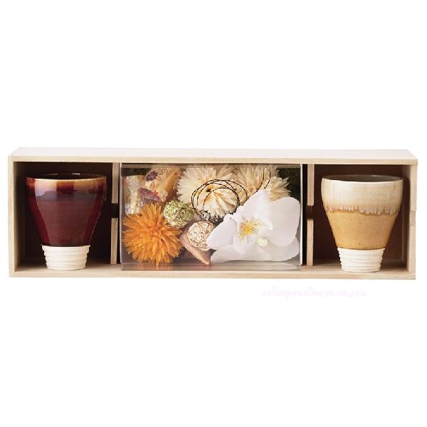 結婚披露宴演出に・プレゼントに・ペルメール・ザ・フラワーHANA　meets　MINO（白）お箱の熨斗に挙式日（記念日）と新郎新婦様のお名前（漢字）をお入れします。伝統的な美濃焼のカップと華やかなアーティフィシャルフラワーの組み合わせです。...