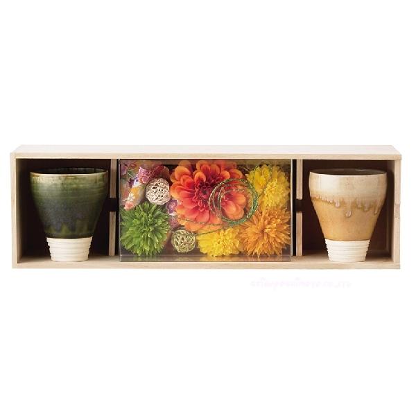 結婚披露宴演出に・プレゼントに・ペルメール・ザ・フラワーHANA　meets　MINO（橙）お箱の熨斗に挙式日と新郎新婦様のお名前（漢字）をお入れします。伝統的な美濃焼のカップと華やかなアーティフィシャルフラワーの組み合わせです。いつまでも...