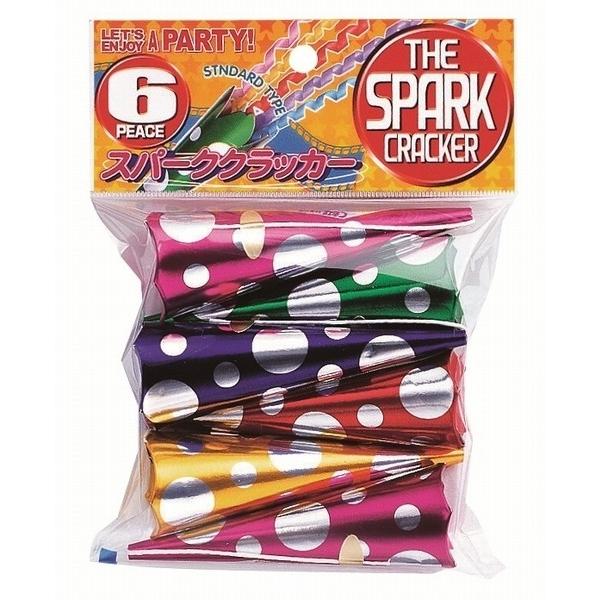 パッケージリニューアル前のパッケージにて、1袋限定にて特価です。パーティーに必須アイテムクラッカー・スパーククラッカー6個入5色紙テープタイプです。鳴らす時、手に持ちやすいスリムボディ。テープが本体から離れて飛んでいきます。 【商品内容】●...