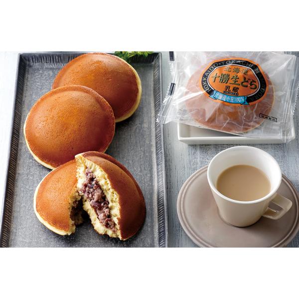 産地直送でお届け・乳蔵　北海道十勝生どら10個送料無料です。（北海道は別途必要）※沖縄・離島へのお届けはできません。※他の商品と同梱は出来ません。※手渡し用にできません。※紙袋等おつけできません。十勝産小豆を使用したあんにホイップクリームを...