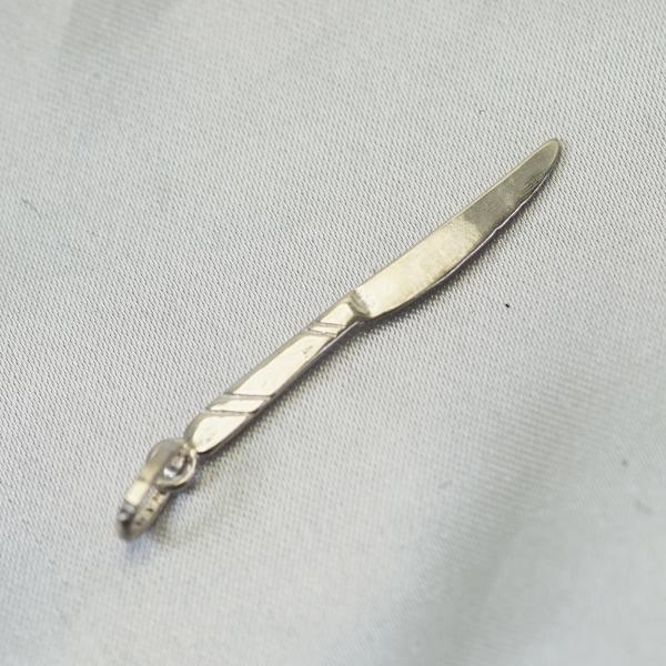 シルバー９２５のスペイン製ペンダントトップ商品(acsclcl-)です。コーティング無しのシルバーですので、放置しておくと酸化して黒ずんできます。小さなナイフのペンダントトップです。ナイフにもペティナイフからサバイバルナイフまでいろいろ種類...