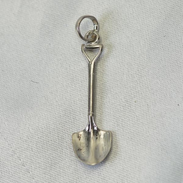 シルバー９２５のスペイン製ペンダントトップ商品(acsclcl-)です。コーティング無しのシルバーですので、放置しておくと酸化して黒ずんできます。わりとリアルスコップのペンダントトップです。スコップとシャベルは一般的には日本の東西で逆だそう...