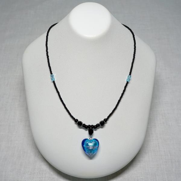 銀箔の上にサファイヤ・トルコブルー系のガラスを巻いた、大粒で厚みのあるハートのビーズをポイントにしたペンダントネックレス。ベネチアン好きの大人の方に是非お持ちいただきた、ガラスの美しさを存分に感じられるハートアクセサリーです。◎職人の手作り...