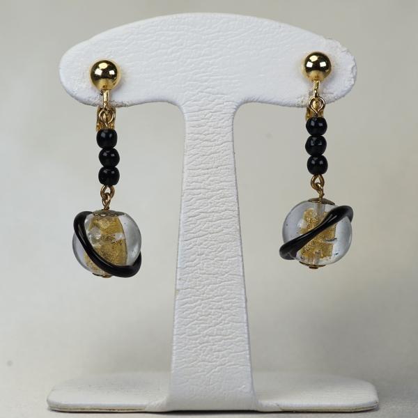 イタリア製24K金箔ビーズをクリスタルで包みその上に色ガラスの曲線をデコレーションしてあります。先端にあるベネチアンガラスビーズは15mmぐらいです。ヨーロピアンテイストの息吹が感じられるベネチアンイヤリングです。◎商品詳細イタリア製 ベネ...