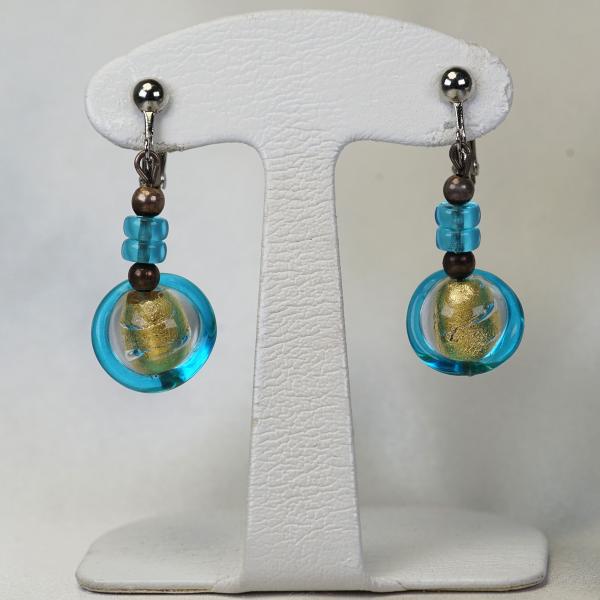 イタリア製24K金箔ビーズをクリスタルで包みその上に色ガラスの曲線をデコレーションしてあります。先端にあるベネチアンガラスビーズは15mmぐらいです。ヨーロピアンテイストの息吹が感じられるベネチアンイヤリングです。◎商品詳細イタリア製 ベネ...